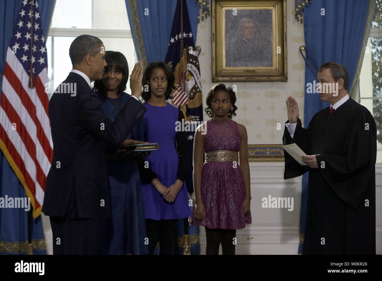 U.S President Barack Obama (L) takes the oath of office as first lady ...