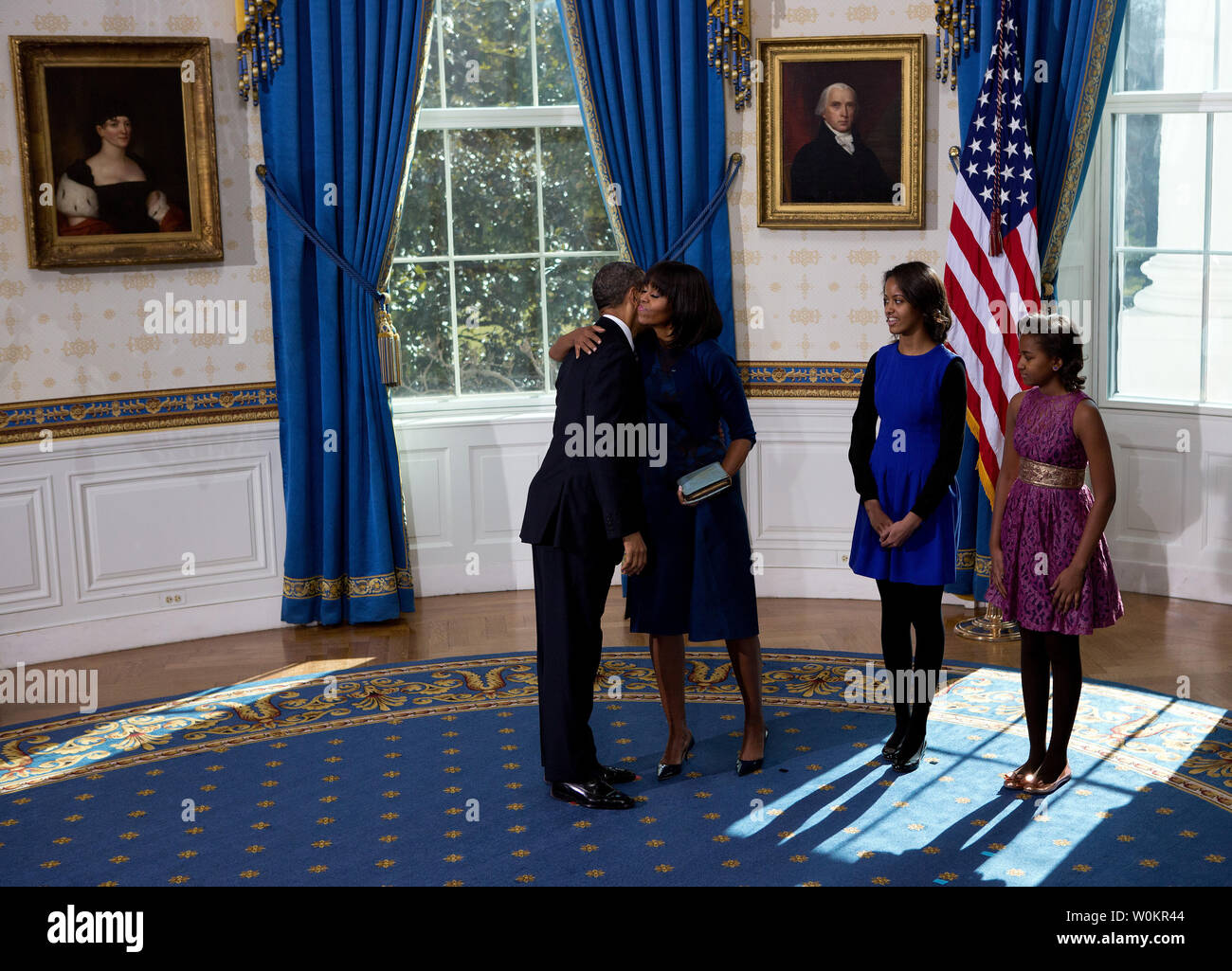 U.S President Barack Obama (L) takes the oath of office as first lady ...