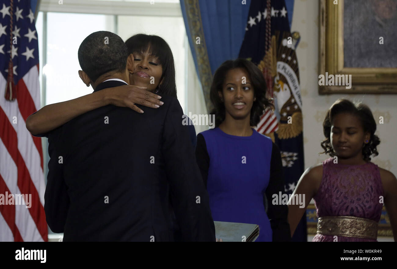 U.S President Barack Obama (L) takes the oath of office as first lady ...