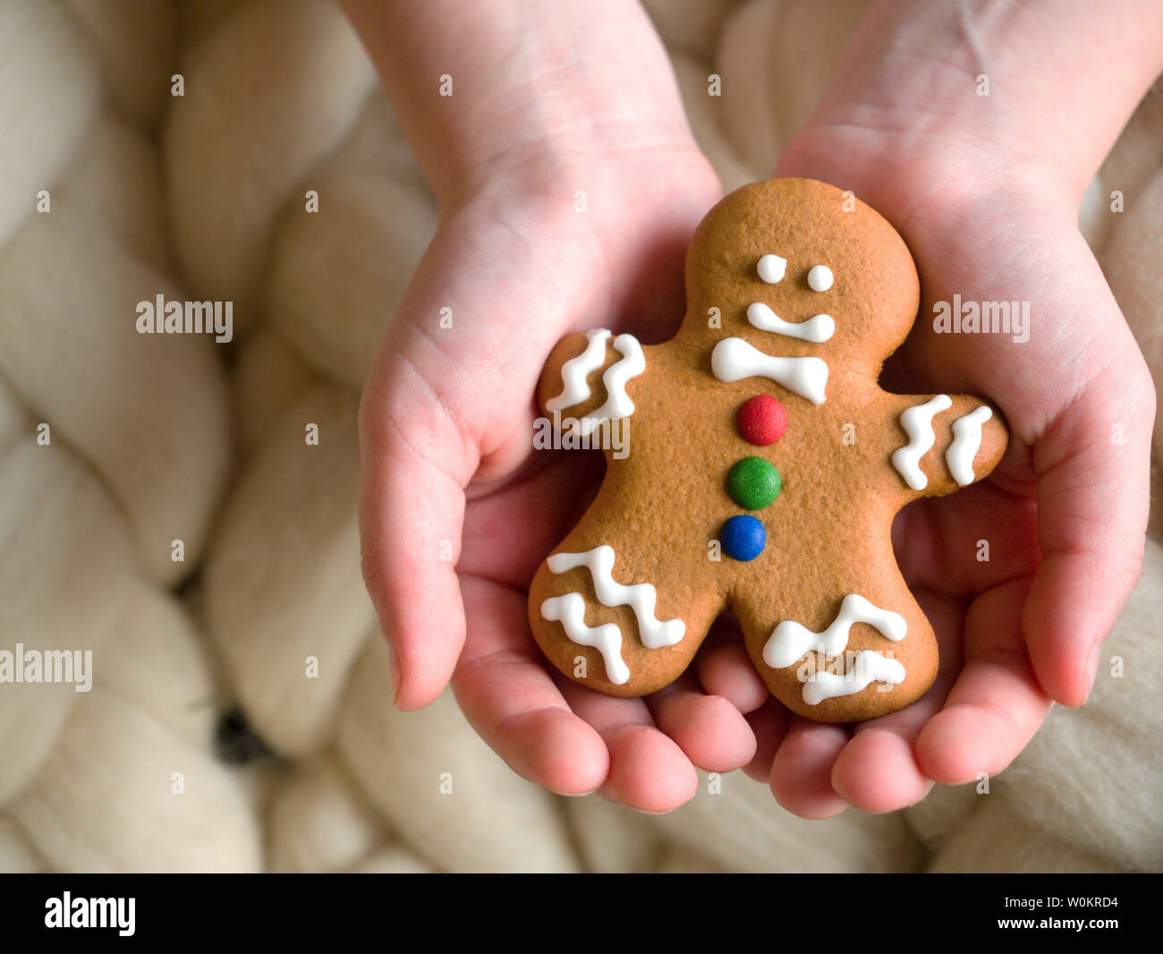 Gingerbread man holding hands hi-res stock photography and images - Alamy
