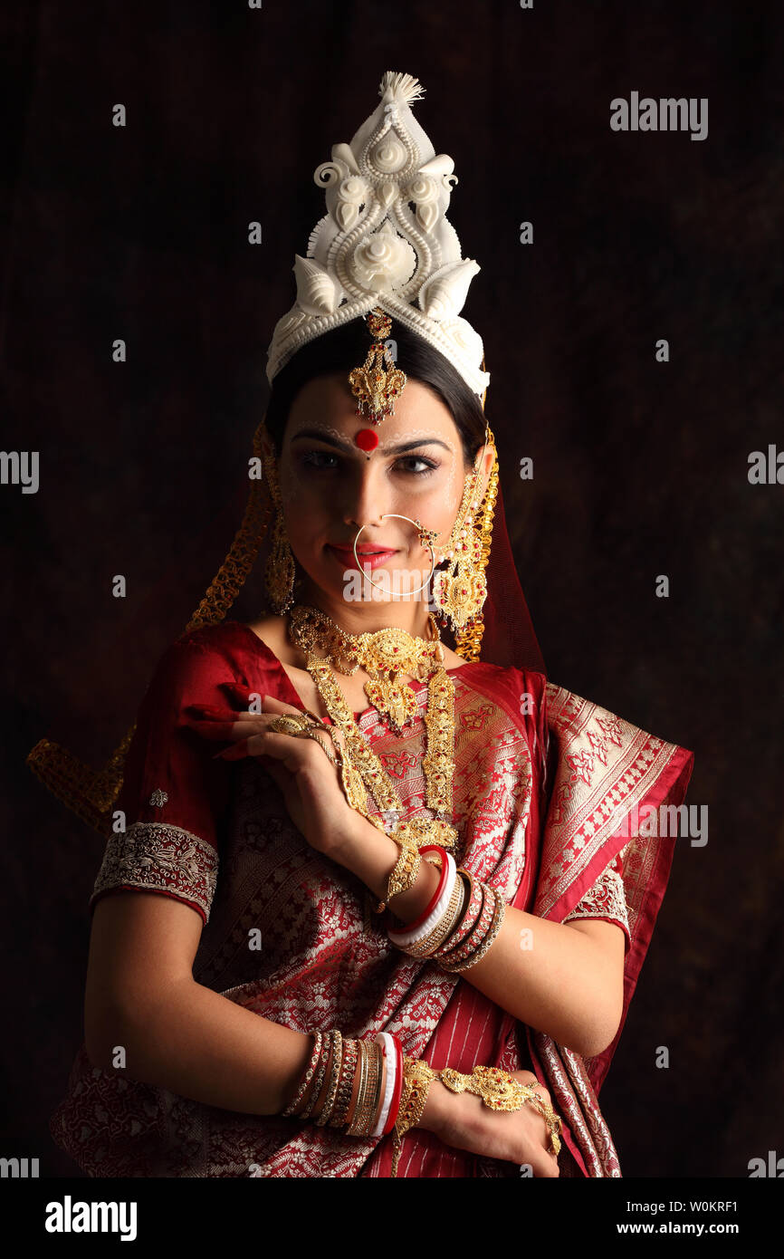 Portrait indian bride posing hi-res stock photography and images - Alamy