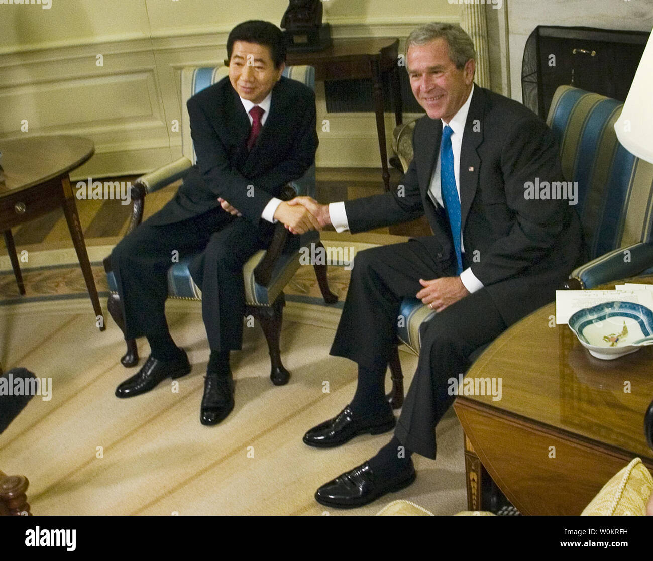 President George W. Bush (R) shakes hands with South Korean President ...