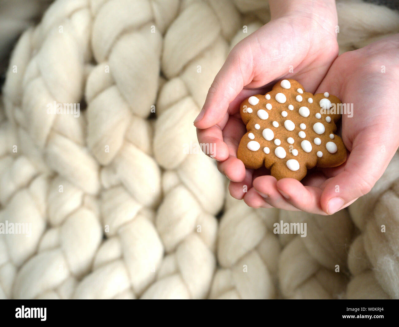 Gingerbread man holding hands hi-res stock photography and images - Alamy