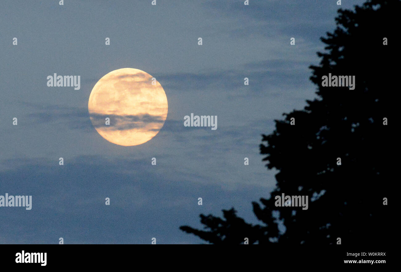 Moonrise over dc hi-res stock photography and images - Alamy