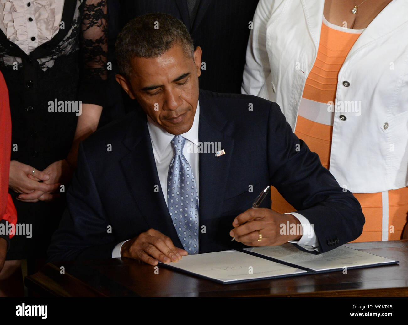 Signs approve hi-res stock photography and images - Alamy