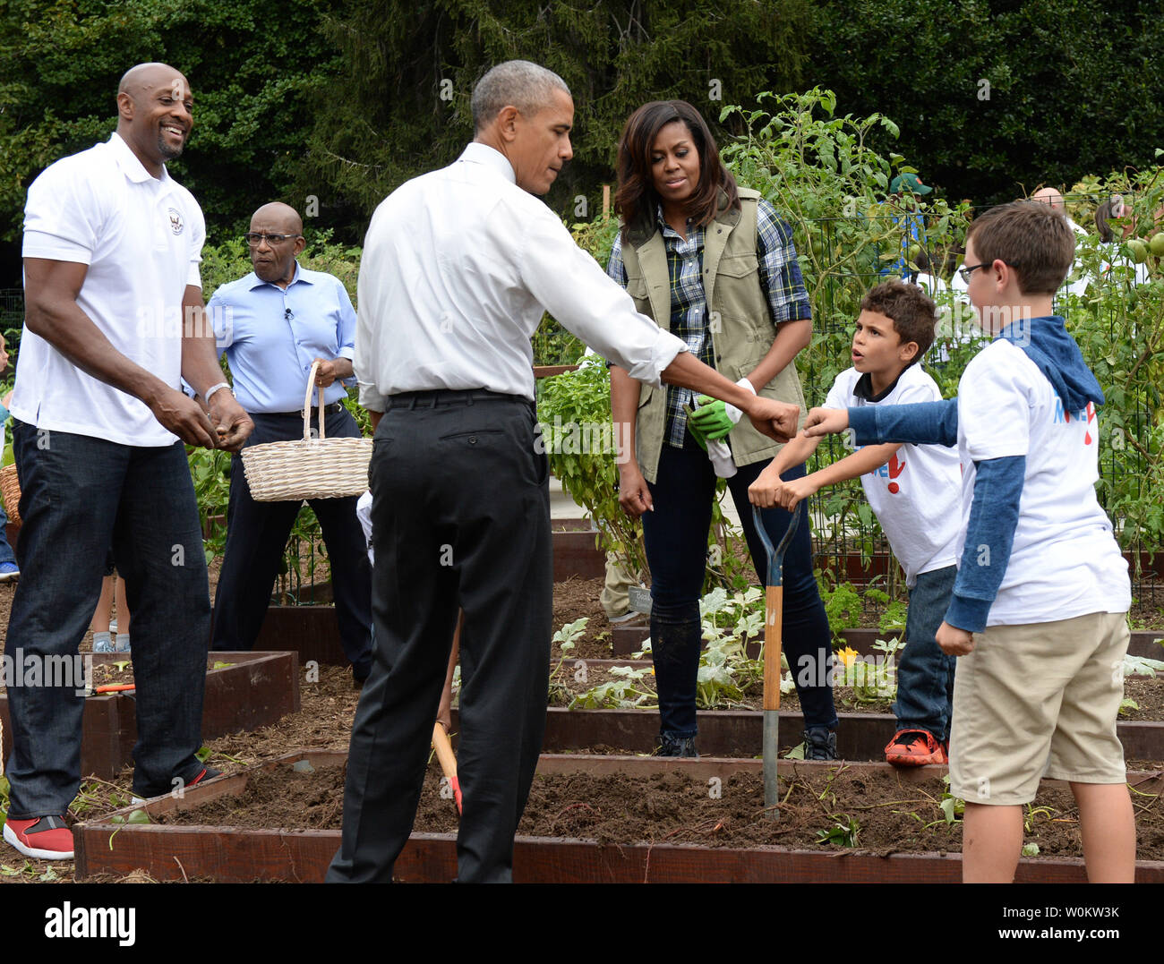 President Barack Obama makes a surprise visit to the White House ...