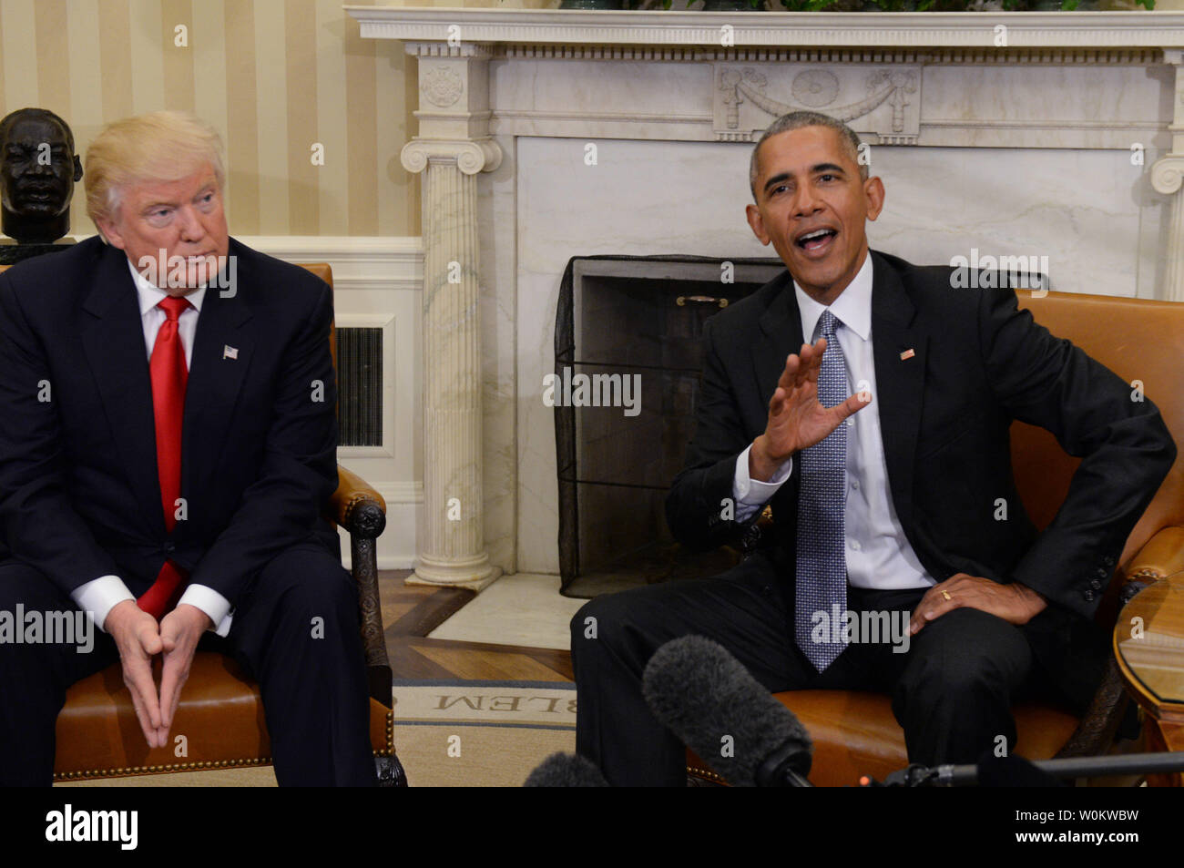 U.S. President Barack Obama meets with President-elect Donald Trump (L ...