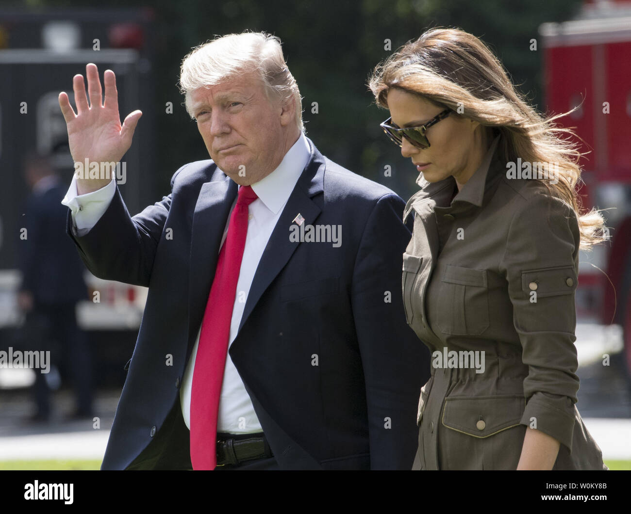 U.S. President Donald and first lady Melanie walk from the Oval Office ...