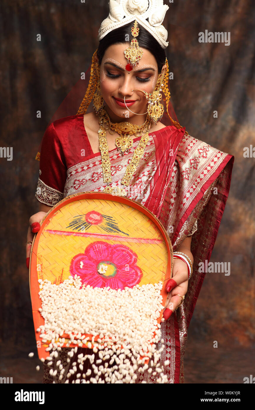 Indian bride performing traditional ritual Stock Photo - Alamy