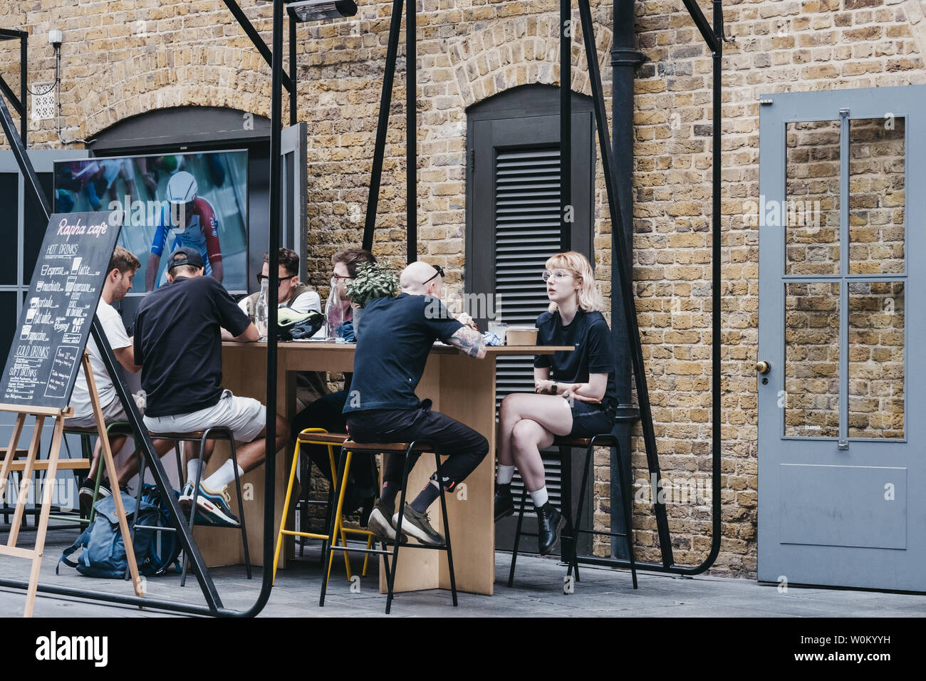 London candid cafe hi-res stock photography and images - Alamy