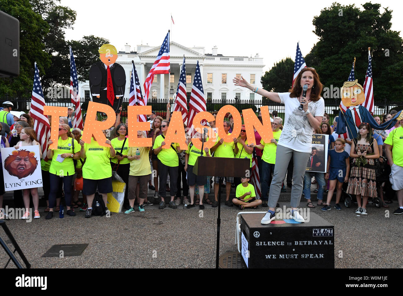 Alexis Denny Kaufmann talks to demonstrators in front of the White ...