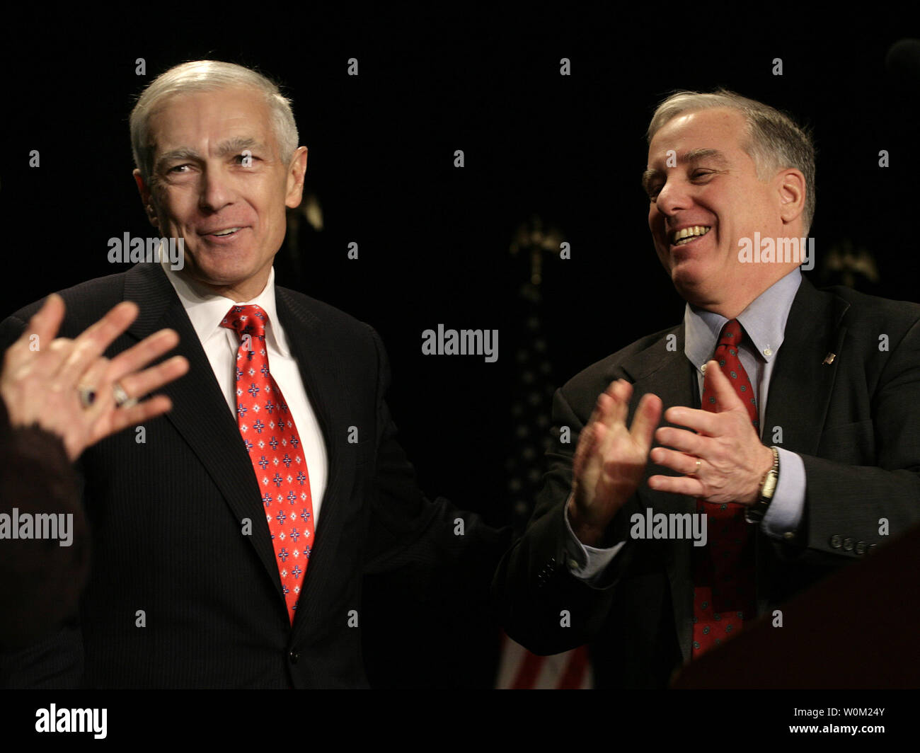 Democratic National Committee (DNC) Chairman Howard Dean (R) applauds ...