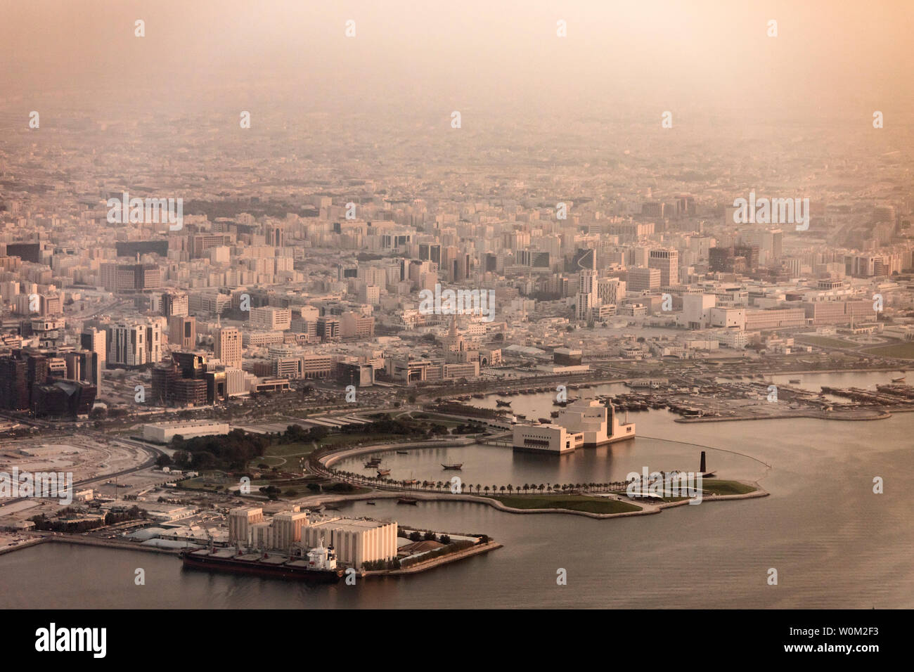 Qatar skyline smog hi-res stock photography and images - Alamy