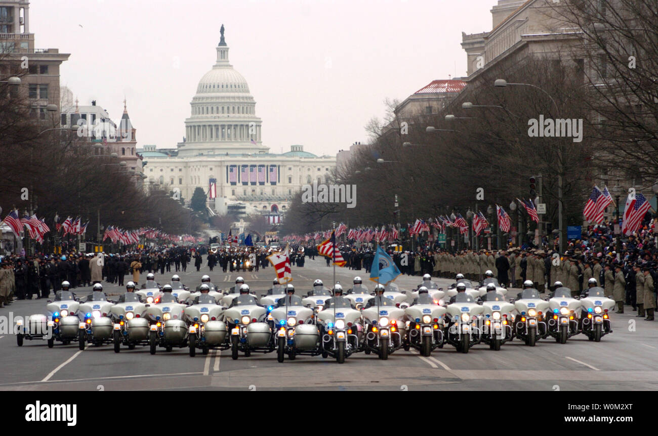 Washington D.C. Metro Police kick off the 2005 Inaugural Parade on ...