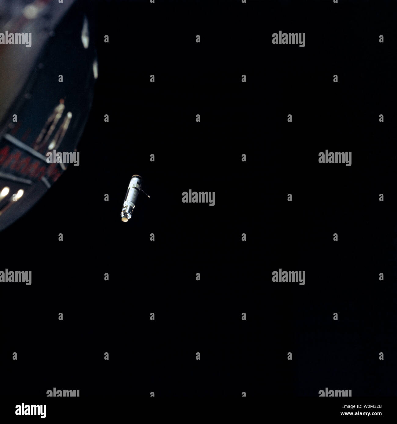 1966 space docking hi-res stock photography and images - Alamy