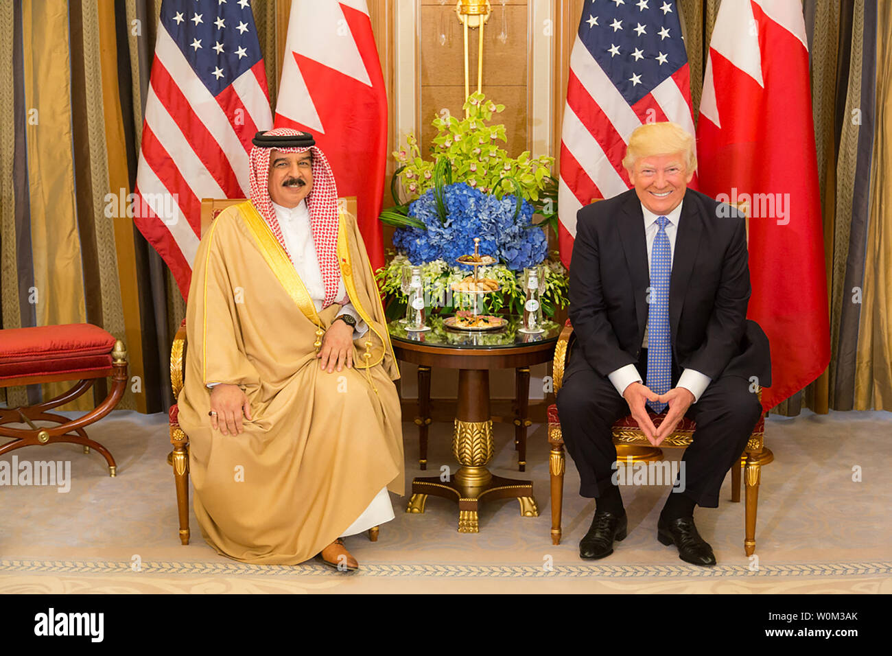 President Donald Trump meets with King Hamed bin Issa of Bahrain during ...