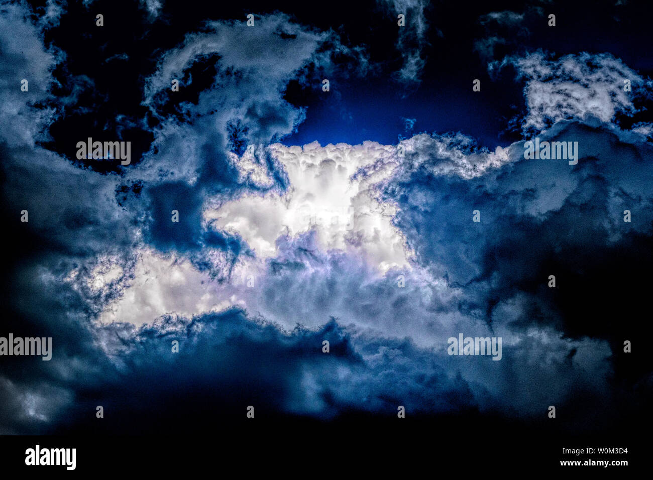 Cloud burst hi-res stock photography and images - Alamy