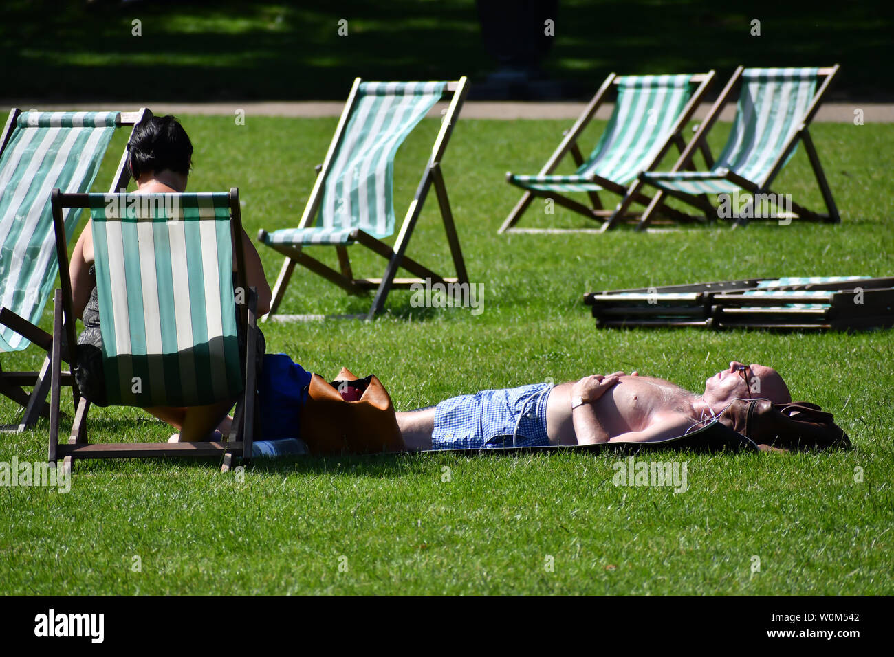 Chinese tourist buckingham palace hi-res stock photography and images ...