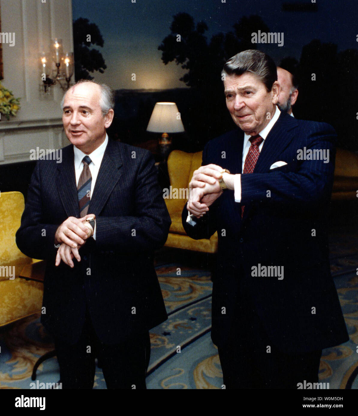 1987 gorbachev reagan december hi-res stock photography and images - Alamy