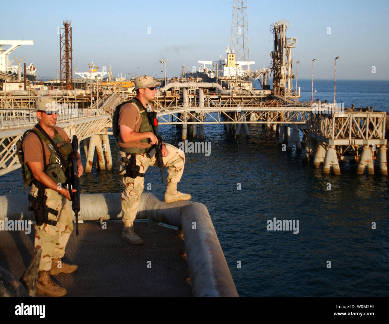 Al amaya oil terminal kaaot hi-res stock photography and images - Alamy
