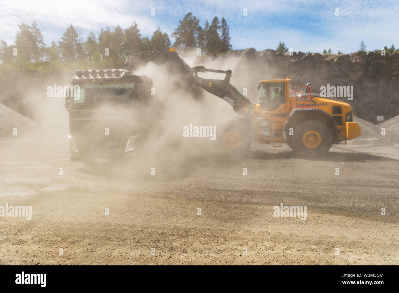 Cement loading hi-res stock photography and images - Alamy