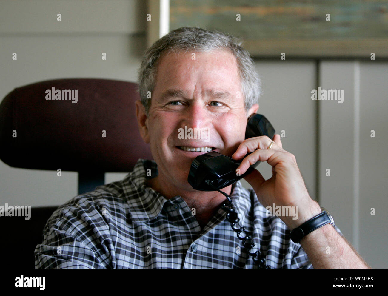 President George W. Bush congratulates Lance Armstrong on his sixth ...