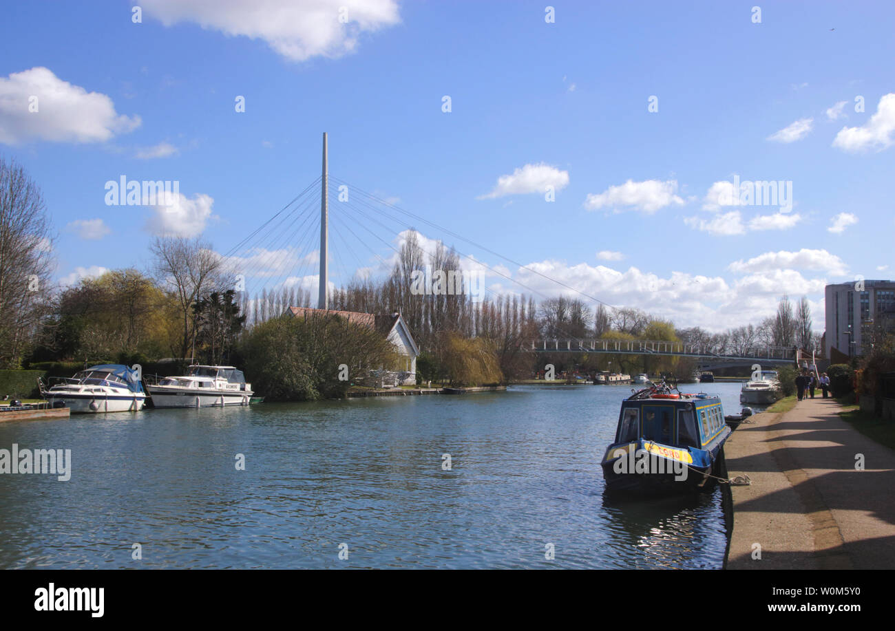 Modern houseboat thames hi-res stock photography and images - Alamy