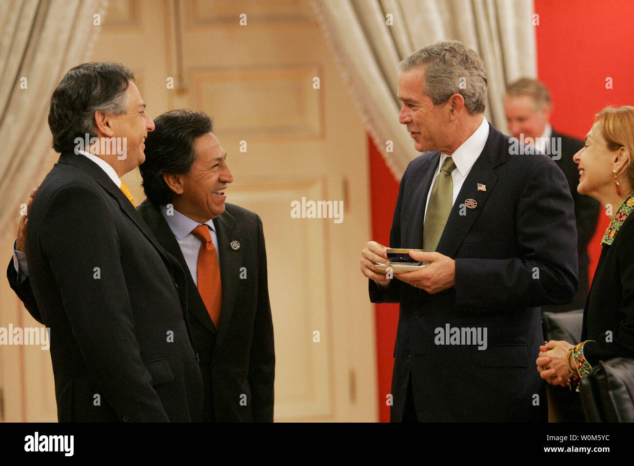 President George W. Bush meets with President Alejandro Toledo of Peru ...