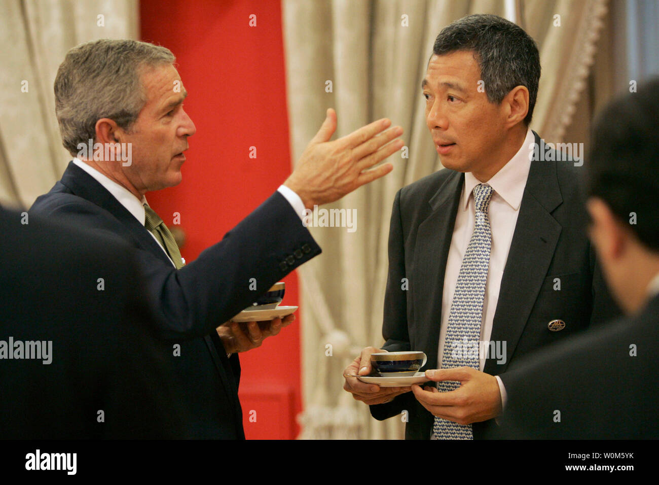 President George W. Bush meets with Prime Minister Lee Hsien Loong of ...