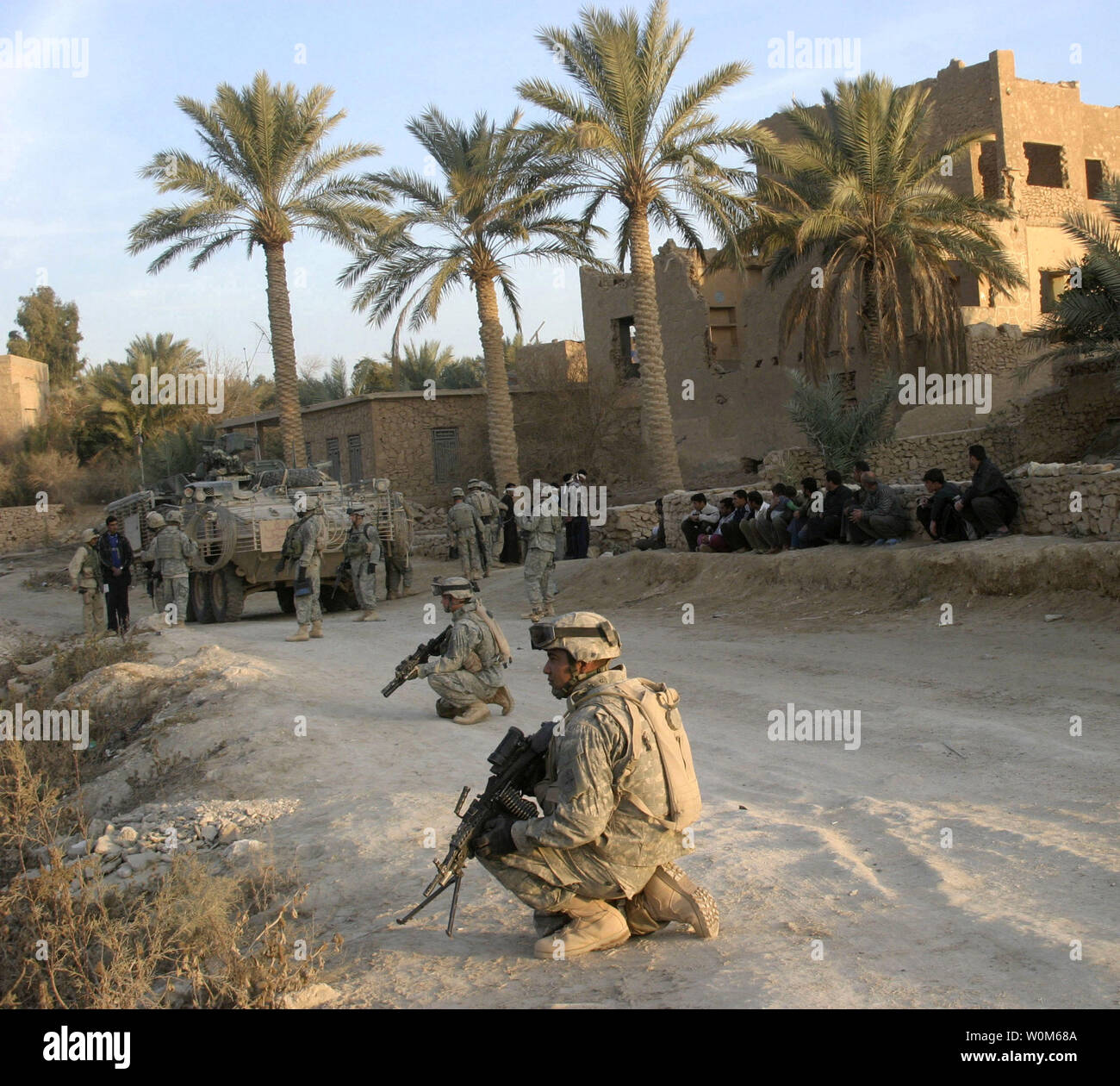 Soldiers of the U.S. Army's 2nd Battalion, 1st Infantry Regiment ...