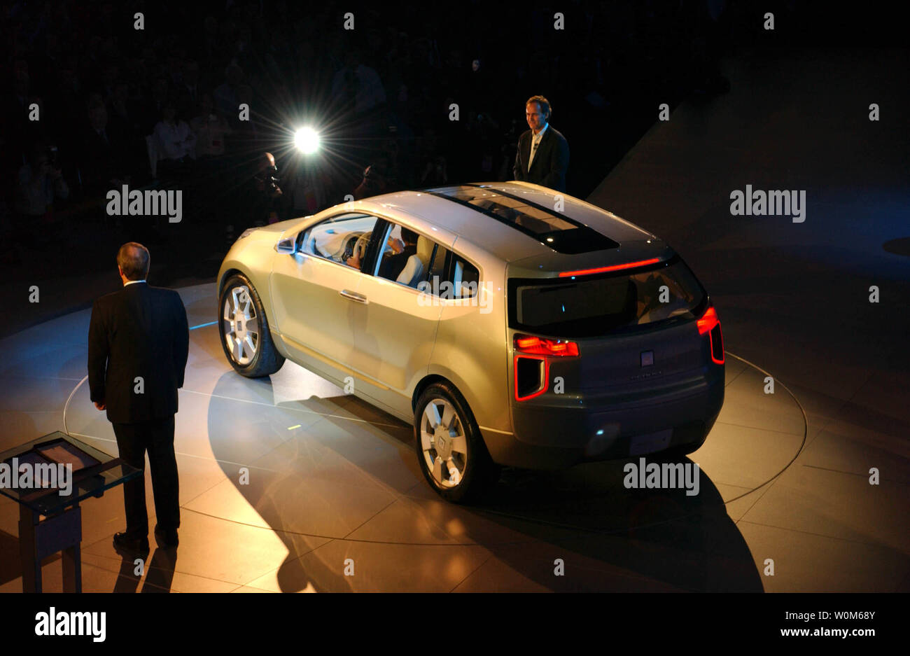 General Motors Chairman and CEO Rick Wagoner (l to r) and GM Vice ...