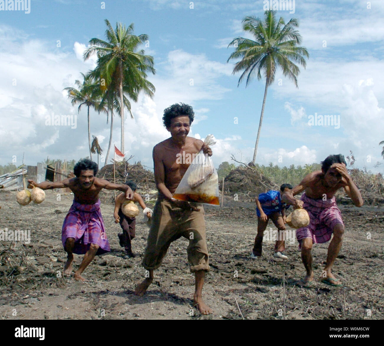 Survivors of the Dec 26th Tsunami rush to an U.S. Navy helicopter as ...