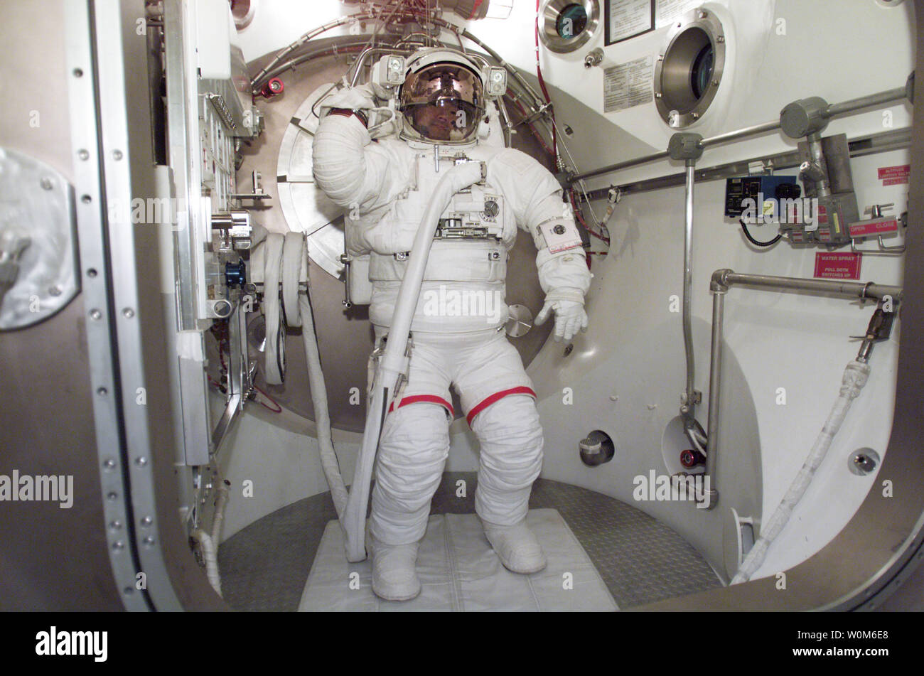 External airlock hi-res stock photography and images - Alamy