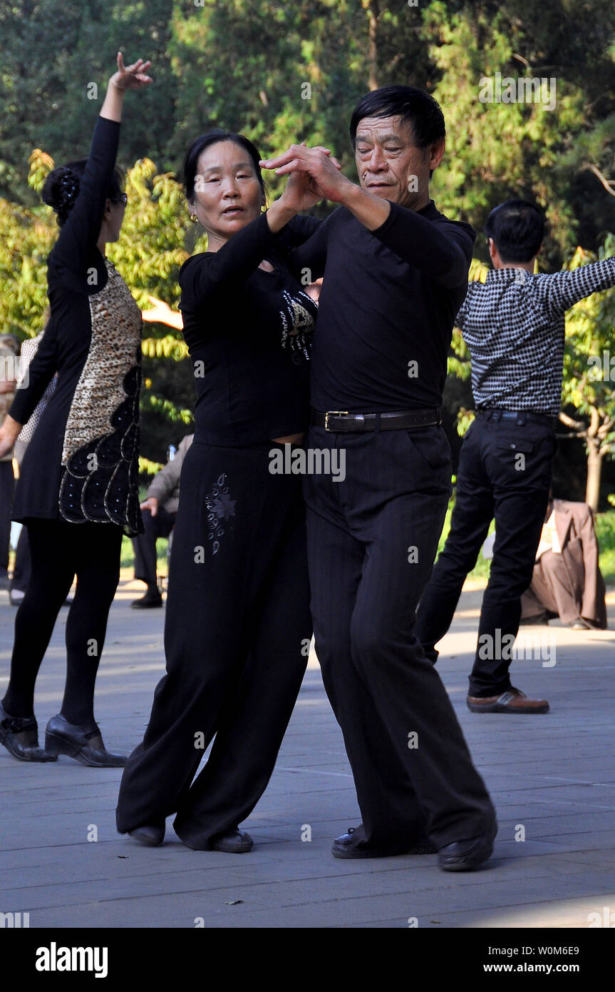 Beijing dancers hi-res stock photography and images - Alamy