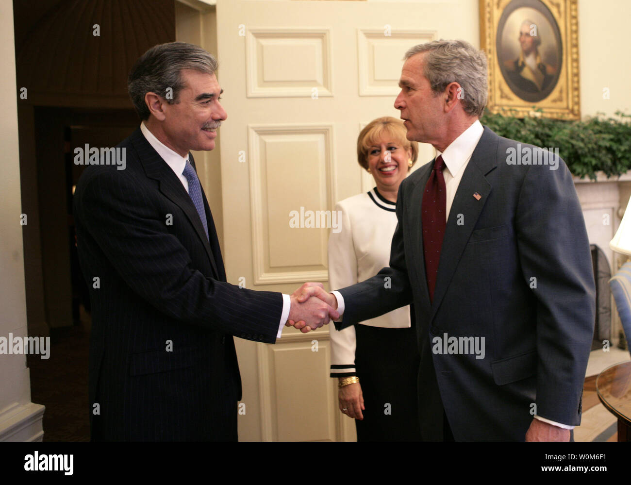 George bush 2005 office hi-res stock photography and images - Alamy