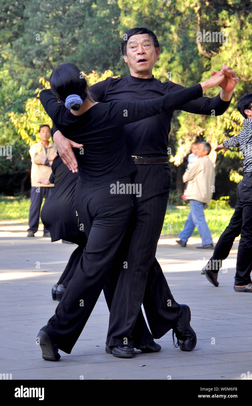 Beijing dancers hi-res stock photography and images - Alamy