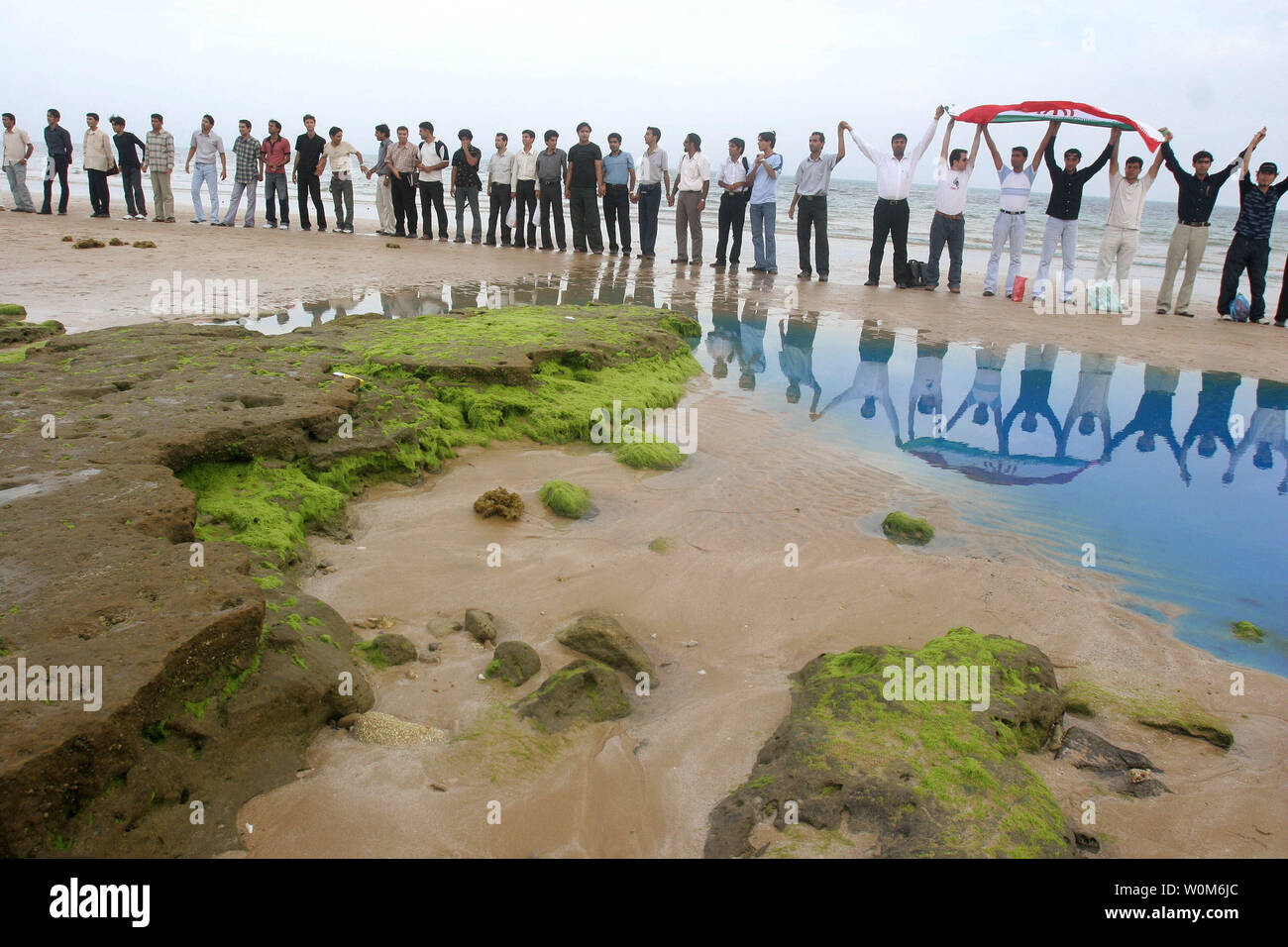 400 Iranian students gather on Qeshm Island in the Persian Gulf to make ...
