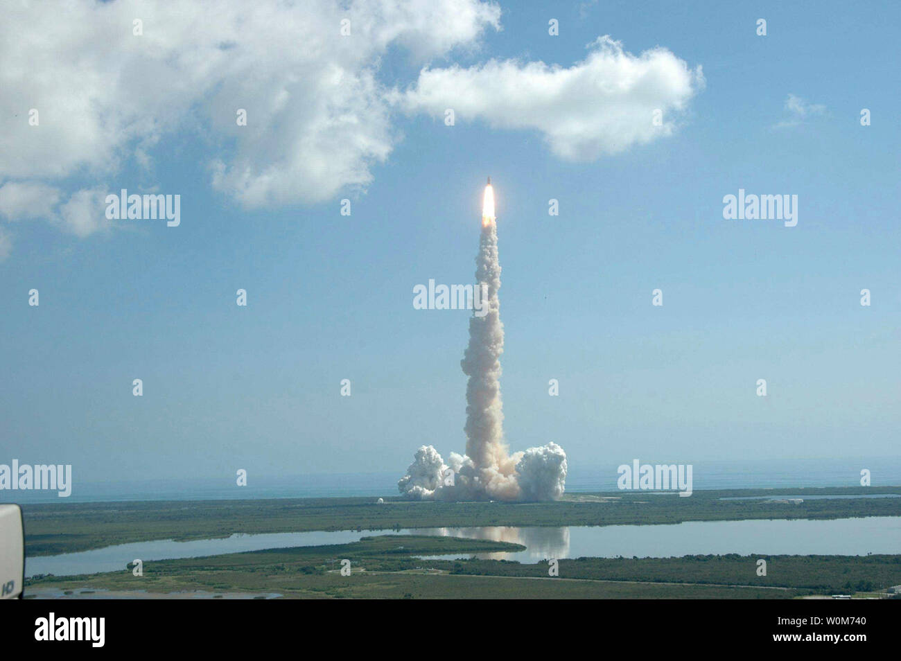 Space shuttle discovery launch 2005 hi-res stock photography and images ...