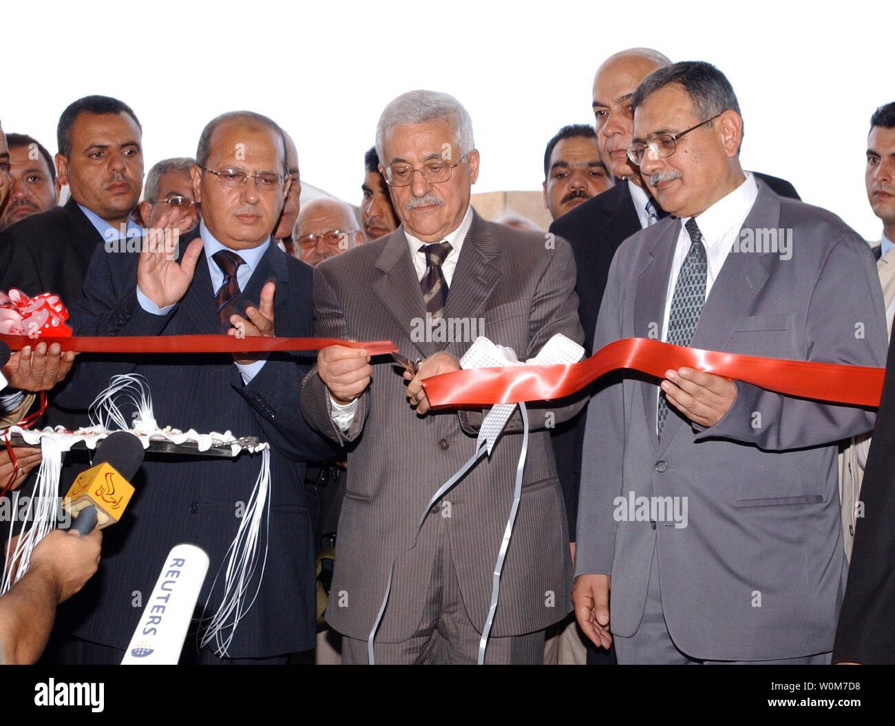 Ribbon cutting university hi-res stock photography and images - Alamy