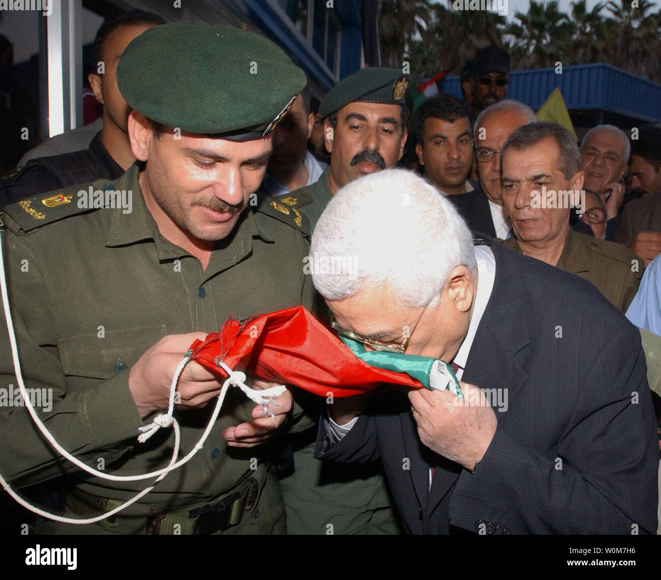 Palestinian president mahmoud abbas kisses hi-res stock photography and ...