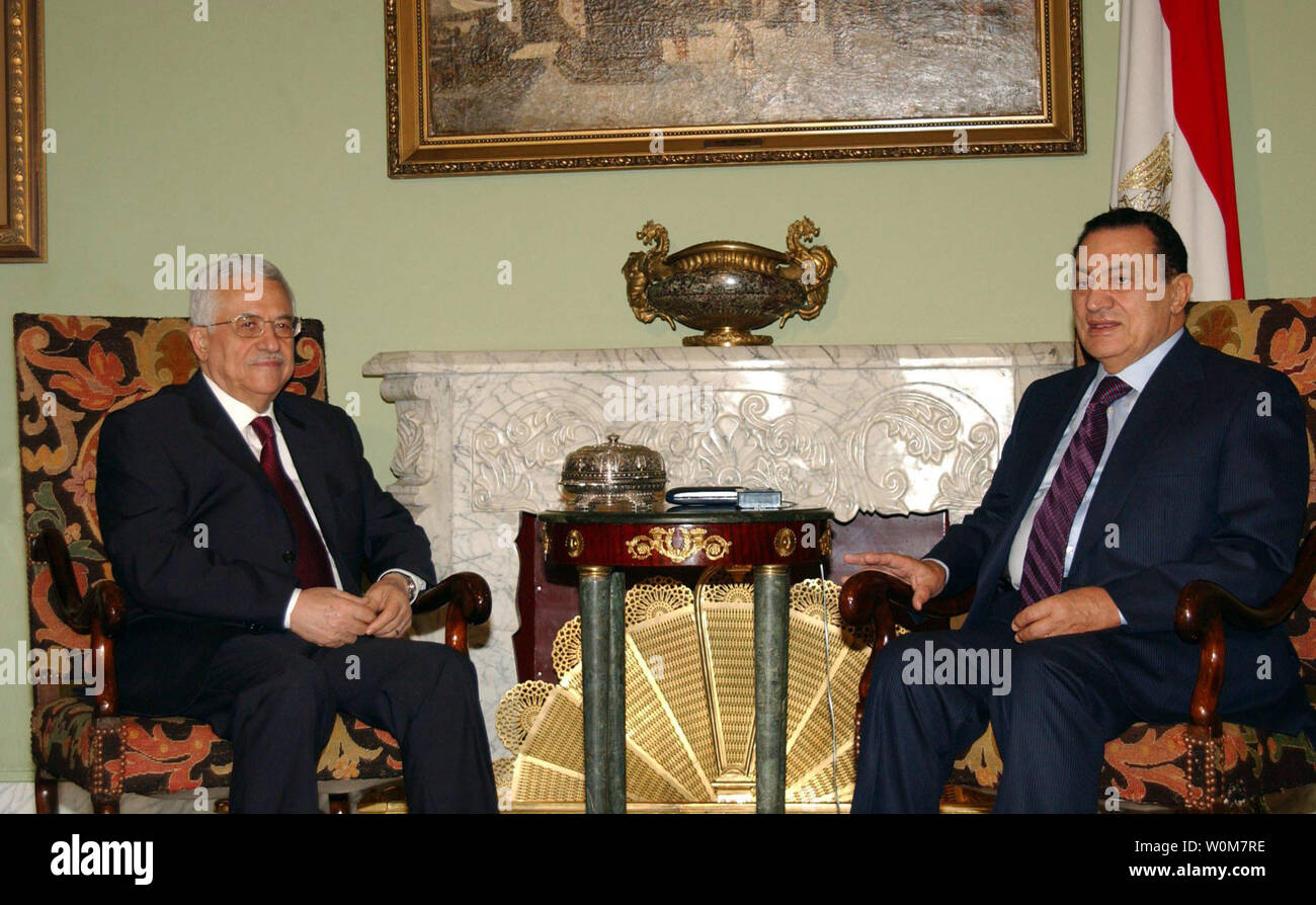 Palestinian president mahmoud abbas meets hi-res stock photography and ...