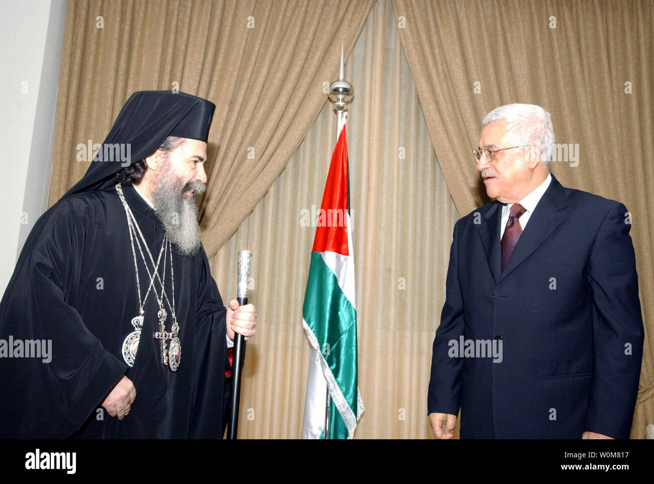 Palestinian president mahmoud abbas meets hi-res stock photography and ...