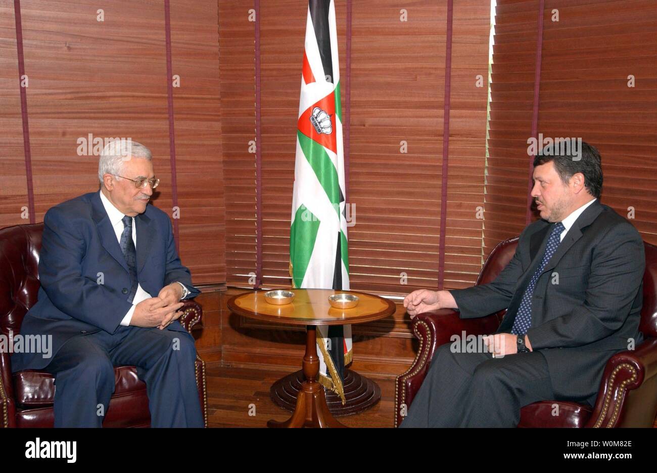 Palestinian President Mahmoud Abbas (L) meets with King Abdullah of ...