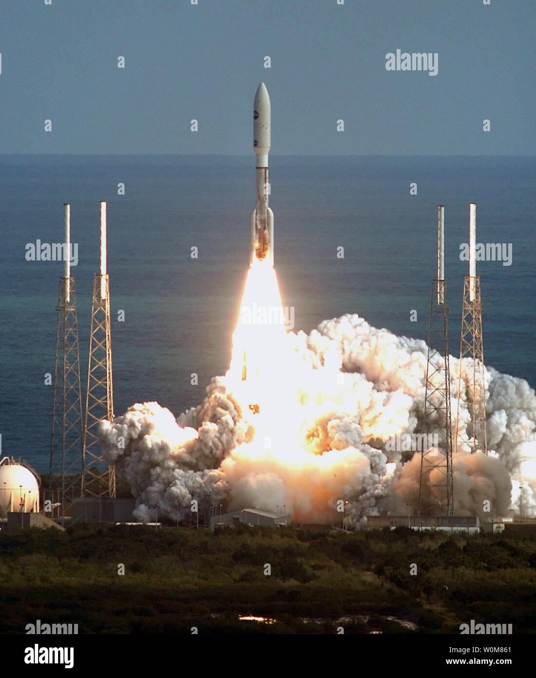 A Lockheed-Martin Atlas V rocket with the New Horizons spacecraft is ...