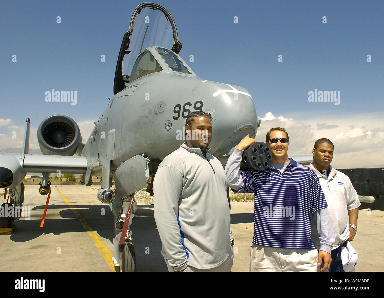 NFL players (L-R) Max Starks IV (Pittsburgh Steelers), Patrick Kerney ...