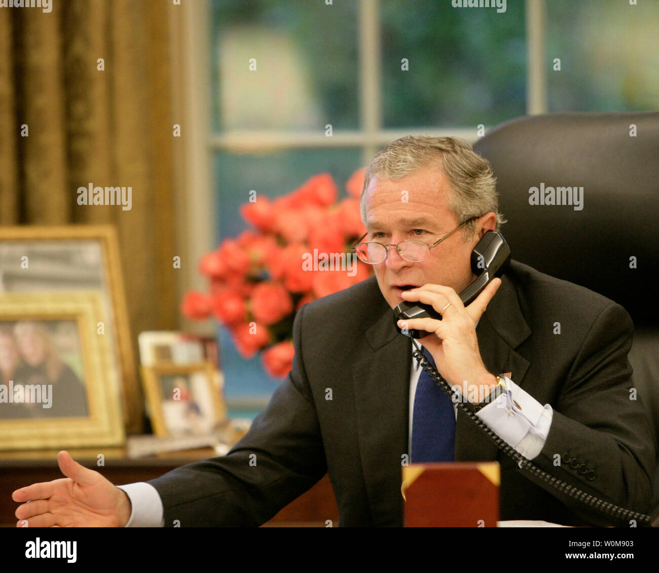 President George W. Bush speaks to Russian President Vladimir Putin ...