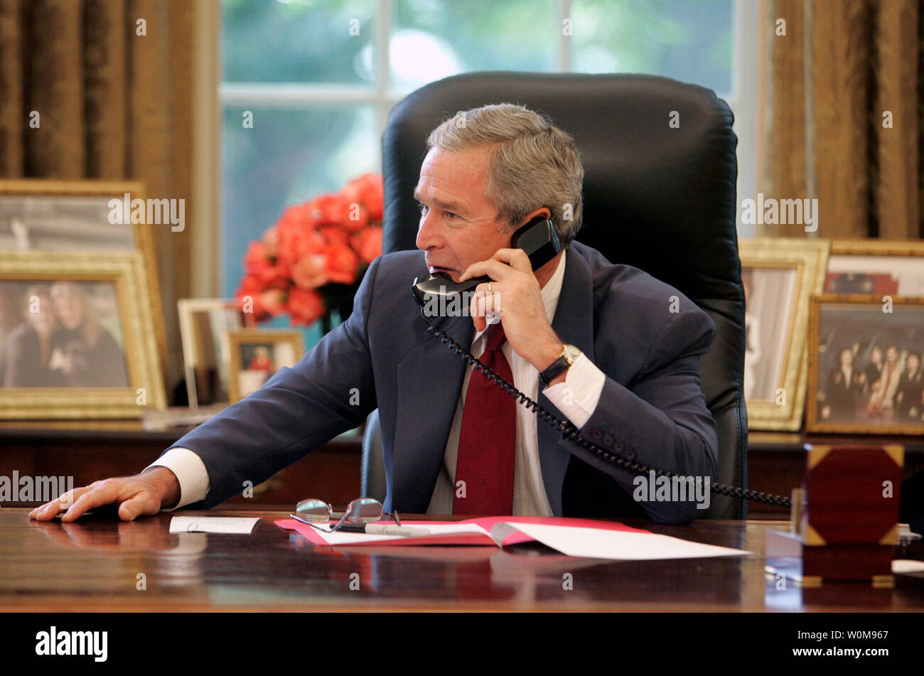 President bush phone call hi-res stock photography and images - Alamy