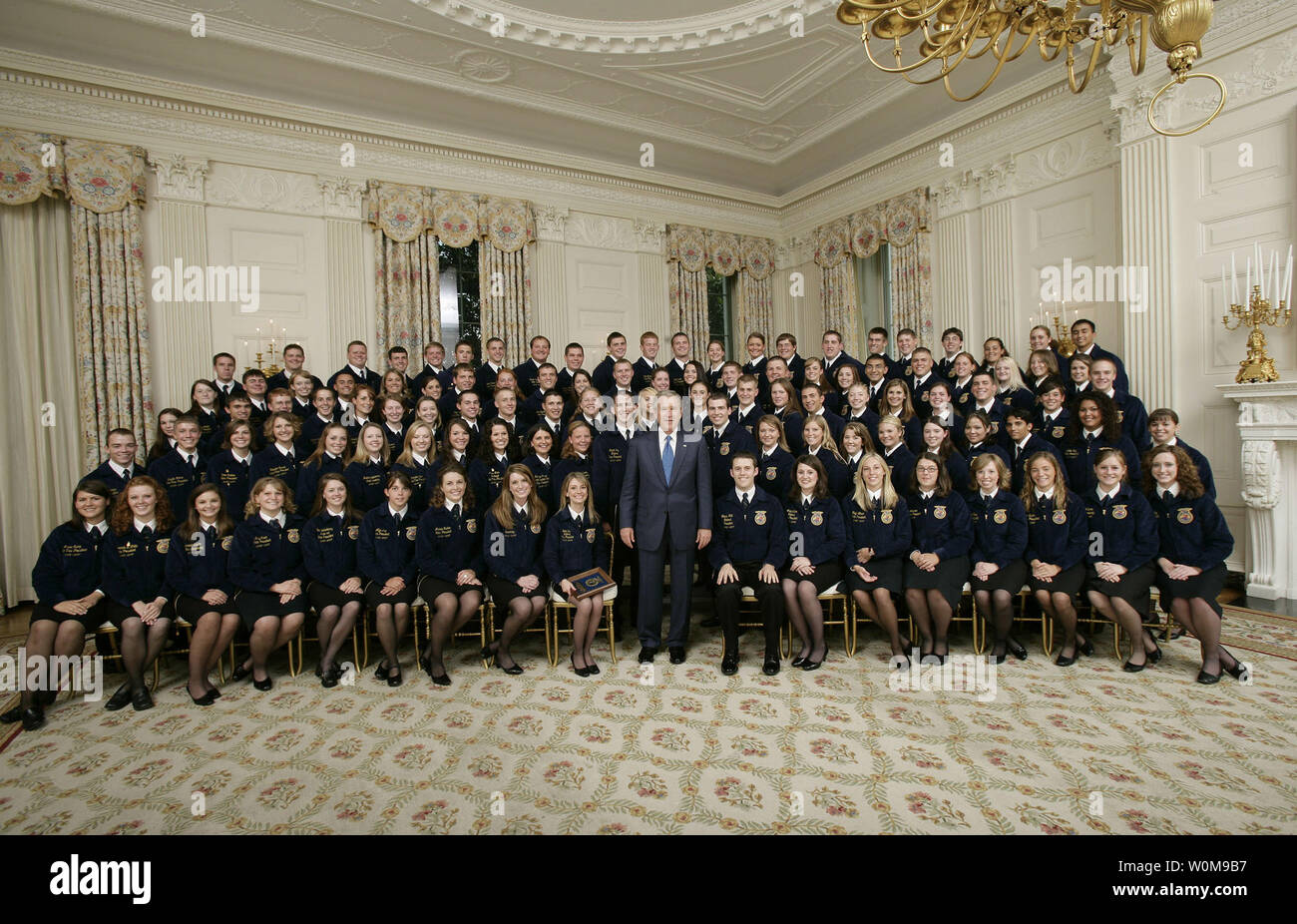 President George W. Bush poses with members of the National FFA ...