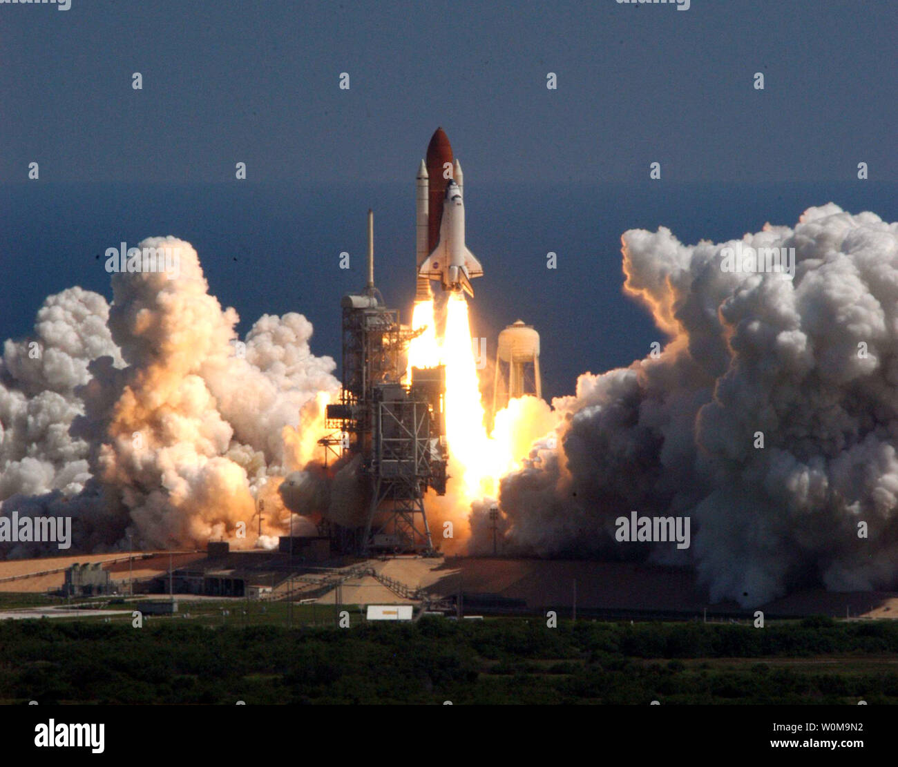 Sts 115 launch hi-res stock photography and images - Alamy