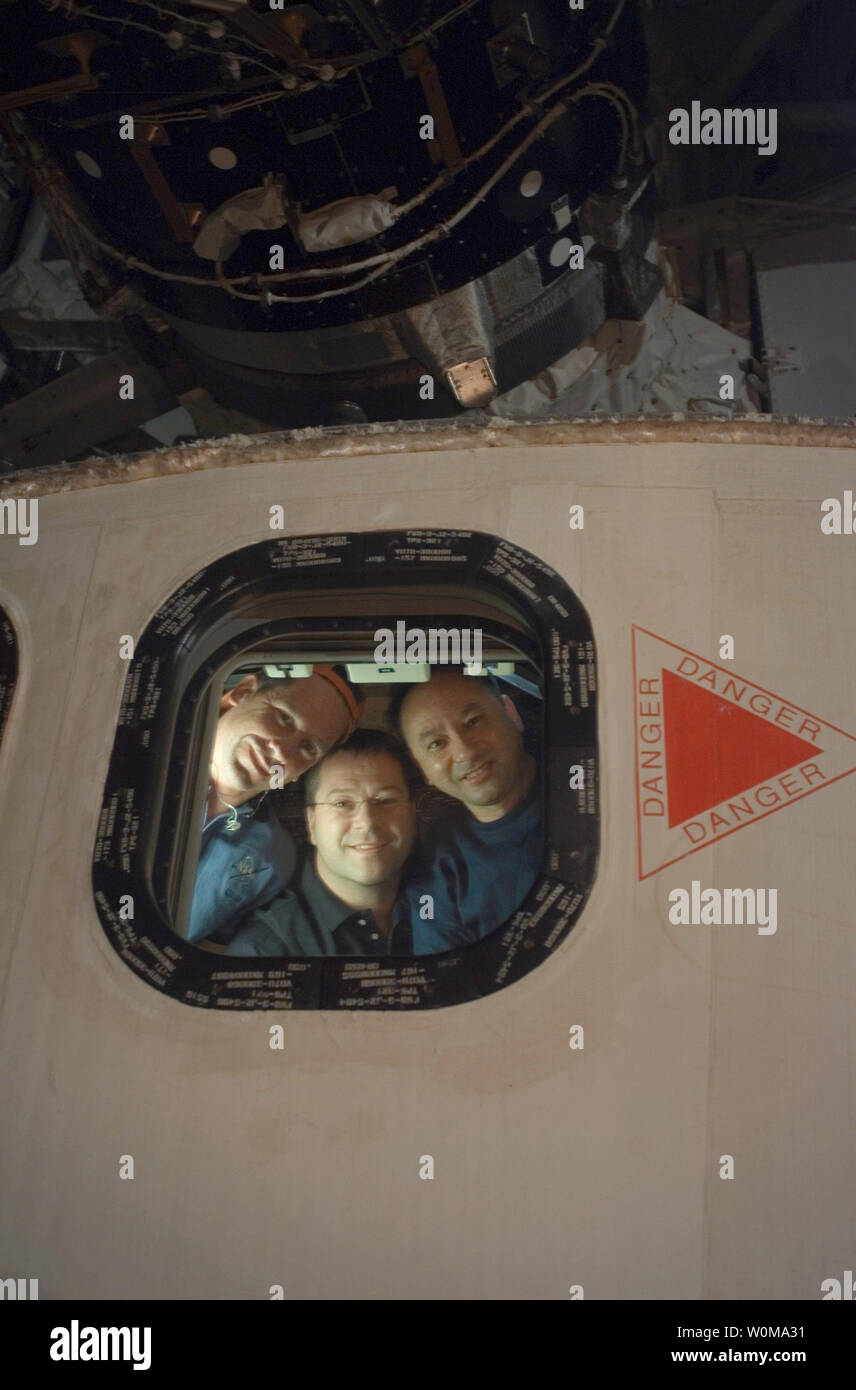 Space shuttle discovery flight deck hi-res stock photography and images ...